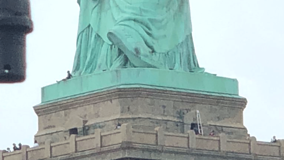 Uhapšena žena koja se popela na Kip slobode - BBC News na srpskom ...