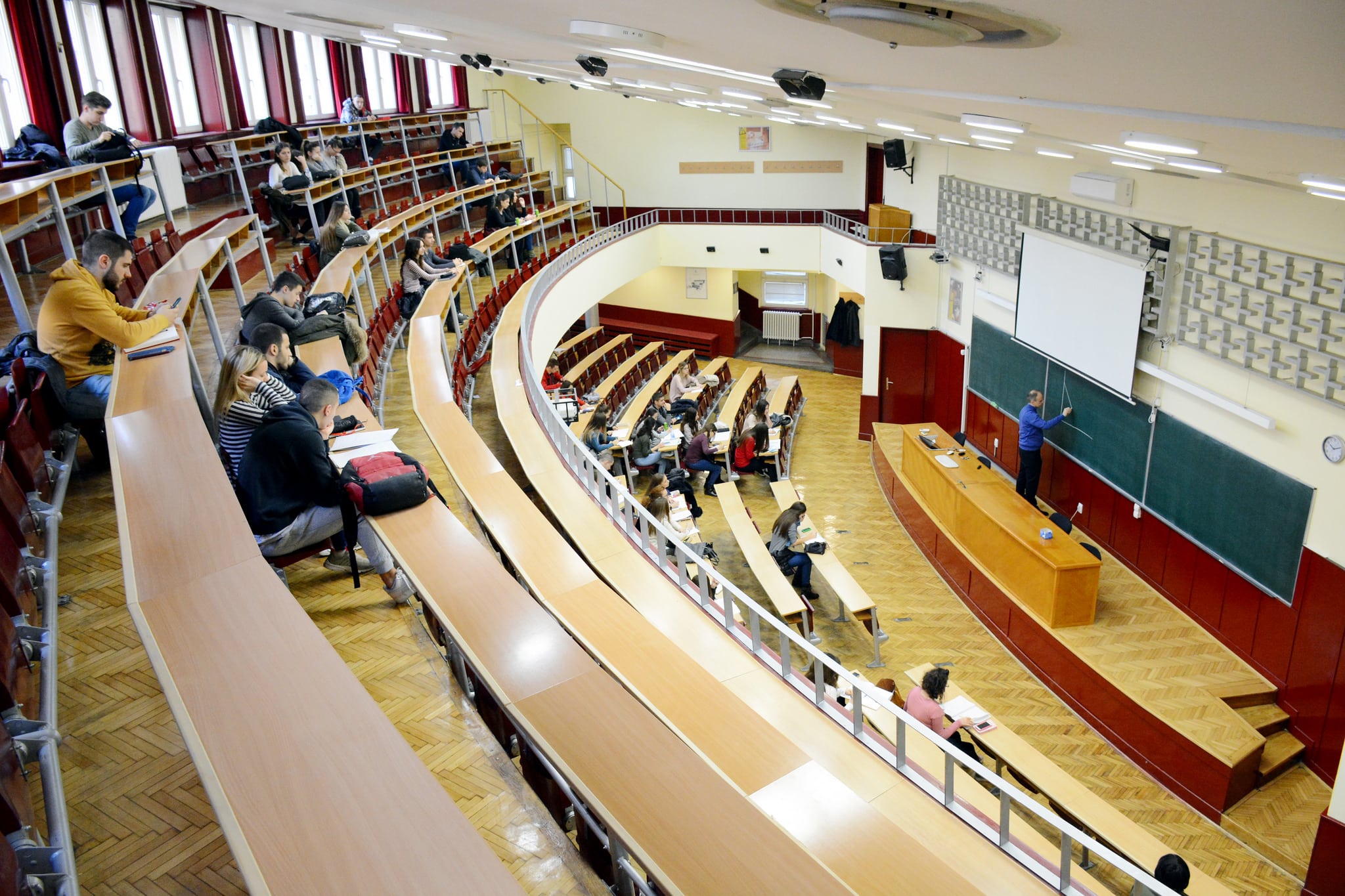 Beogradski studenti među najboljima na međunarodnim ispitima iz ekonomije - Društvo - Dnevni ...