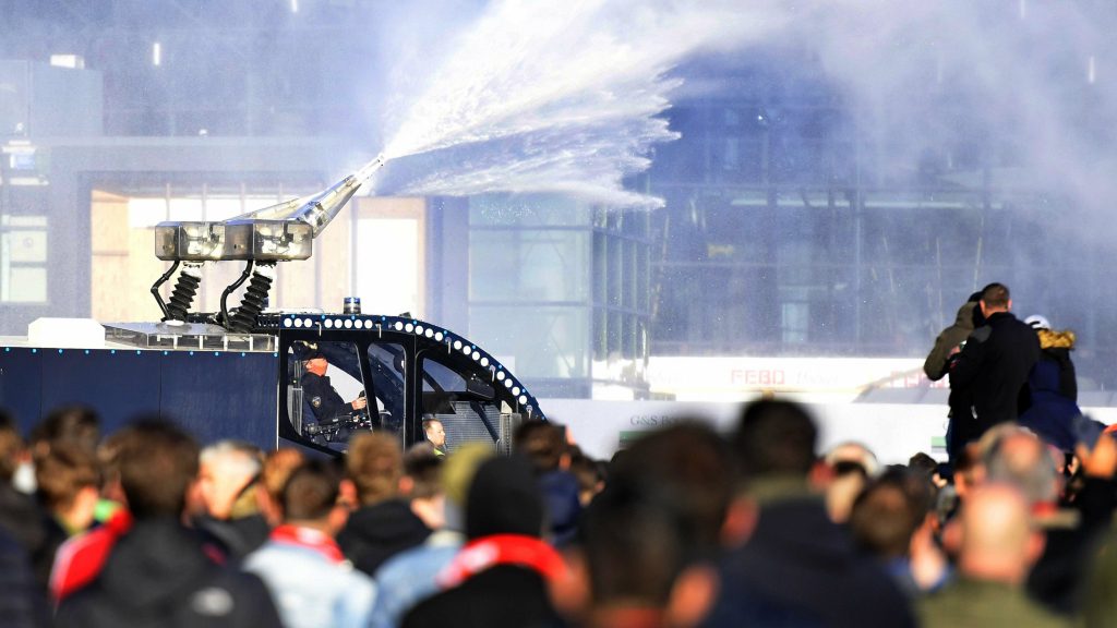 Vodeni top korišćen ispred Ajaksovog stadiona - Sport - Dnevni list Danas