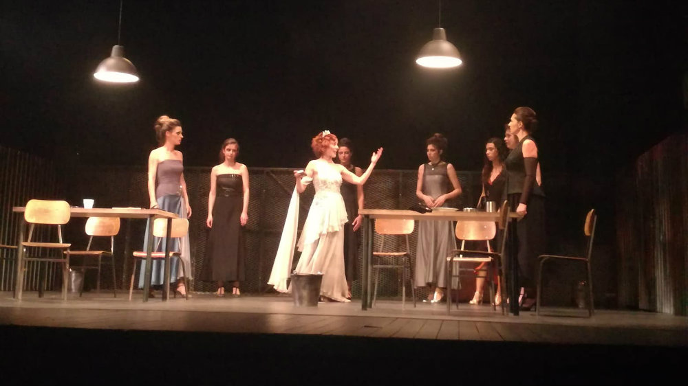 U Gračanici premijerno izvedena predstava "Žene iz Troje" - Kultura ...