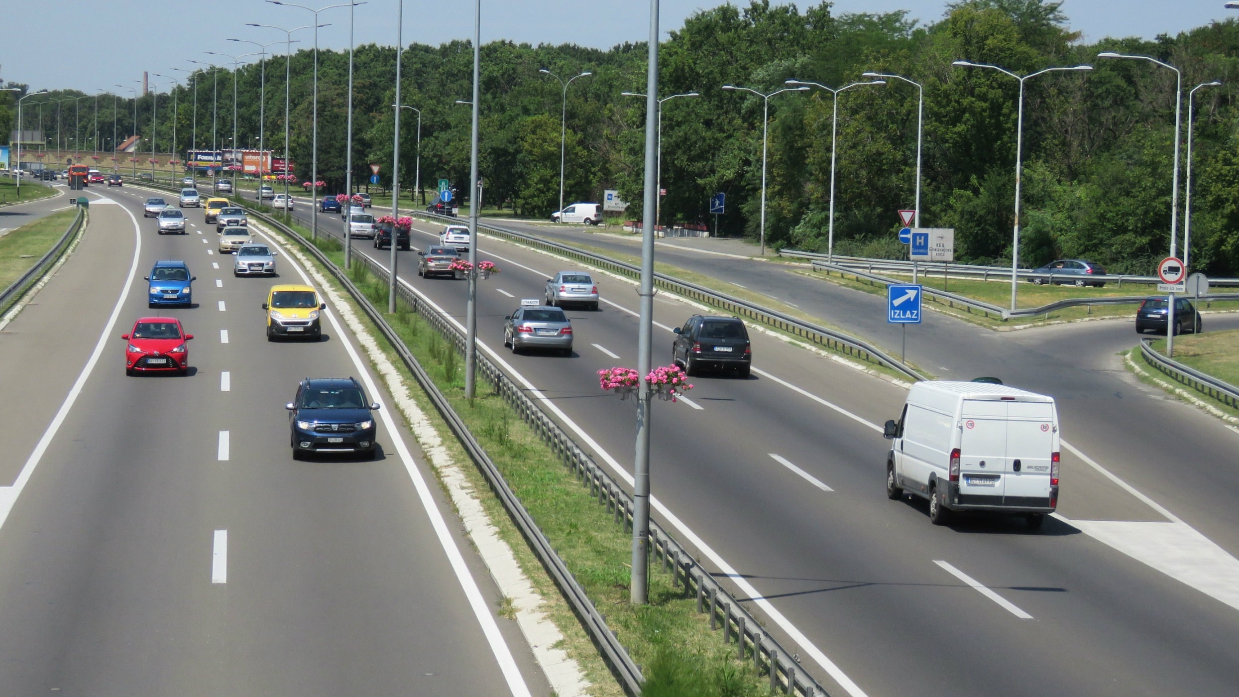 Cvetnjak na auto-putu u Beogradu (FOTO) - Beograd - Dnevni list Danas