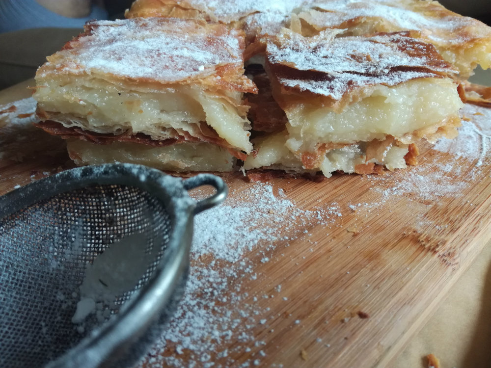 Grčka slatka pita sa grizom "Bugaca" (Bougatsa) - recept - Recepti ...