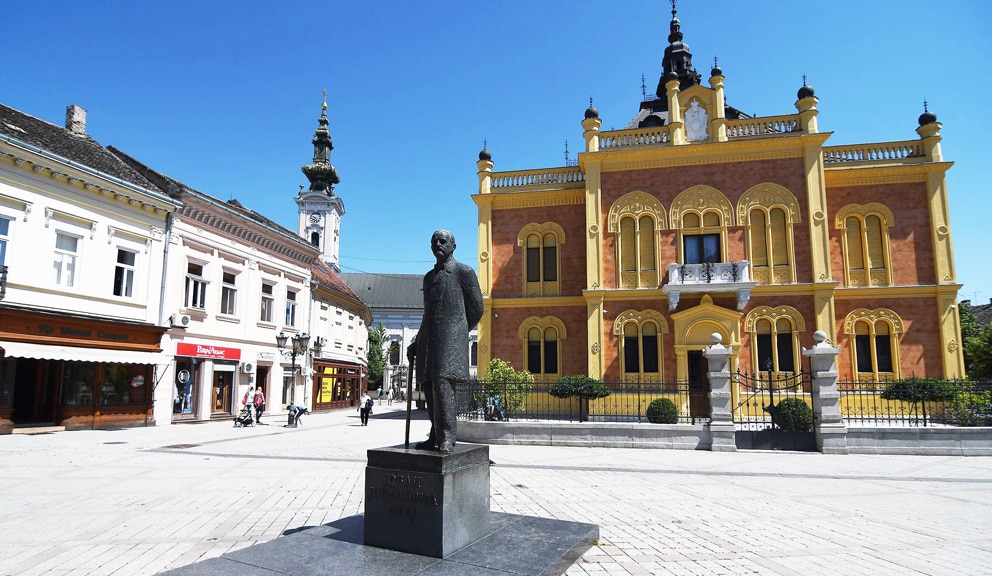 Grafiti po trotoarima i fasadama u Novom Sadu - poziv na blokadu Mosta slobode u subotu ...