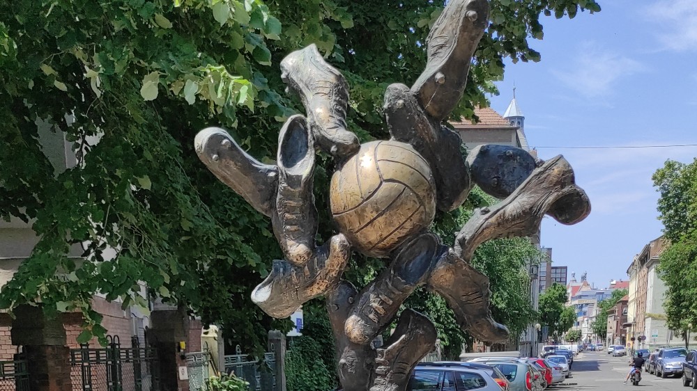 Segedin: Spomenik fudbalerima i herojima - Život - Dnevni list Danas