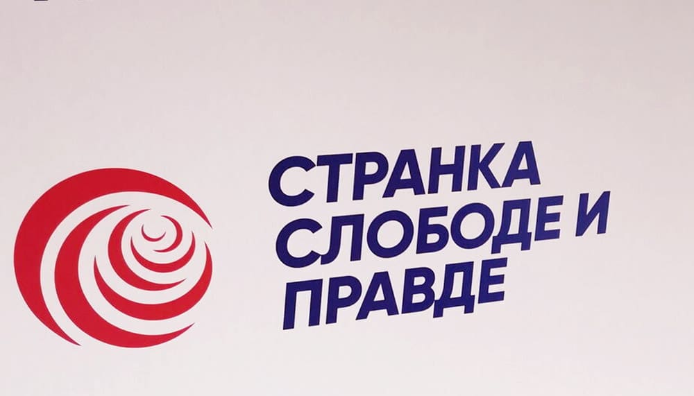 SSP: Deca na Banjici dovedena u opasnost, pala gipsana ploča sa plafona u bazen - Društvo ...