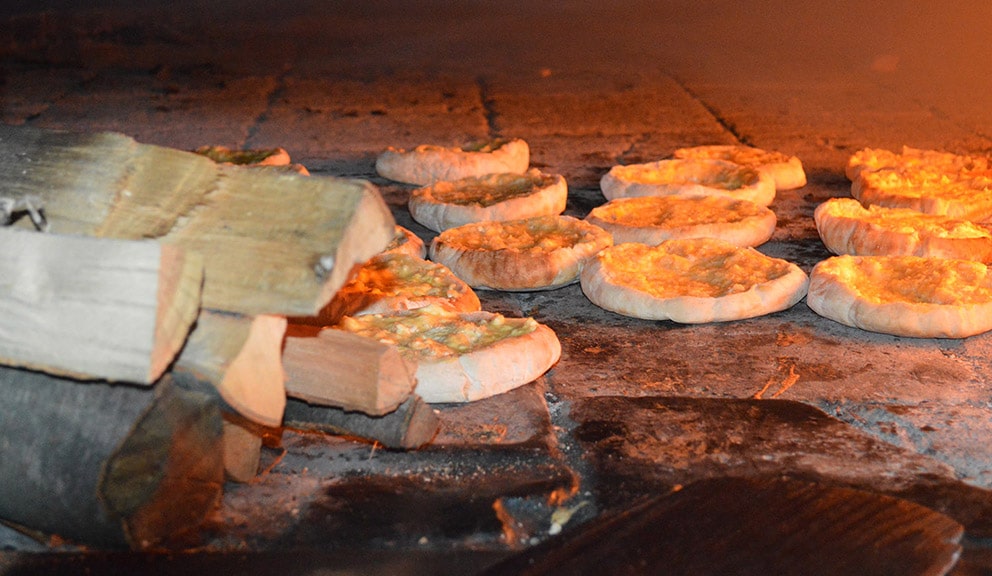 Užička "kompletuša": "Lepinja sa sve" jede se prstima - Recepti ...