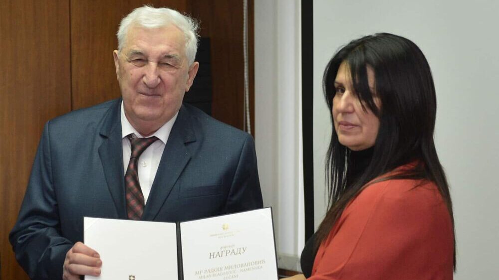 Radošu Milovanoviću uručeno priznanje za rukovođenje - Društvo - Dnevni ...