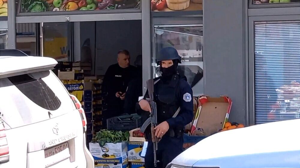 I Severna Mitrovica pod velikom opsadom specijalnih snaga Kosovske policije - Politika - Dnevni ...