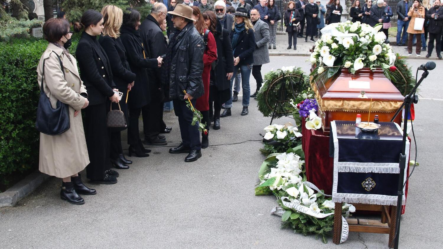 Legendarni reditelj Dejan Mijač sahranjen danas u Aleji zaslužnih ...
