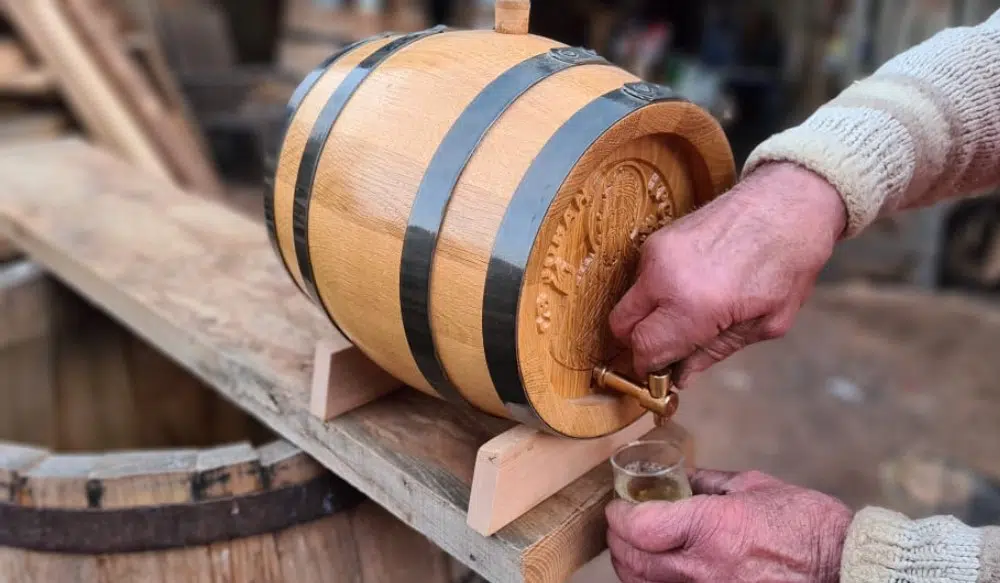 Zaječar: Otac i sin iz Rgotine čuvaju pinterski zanat - Društvo ...