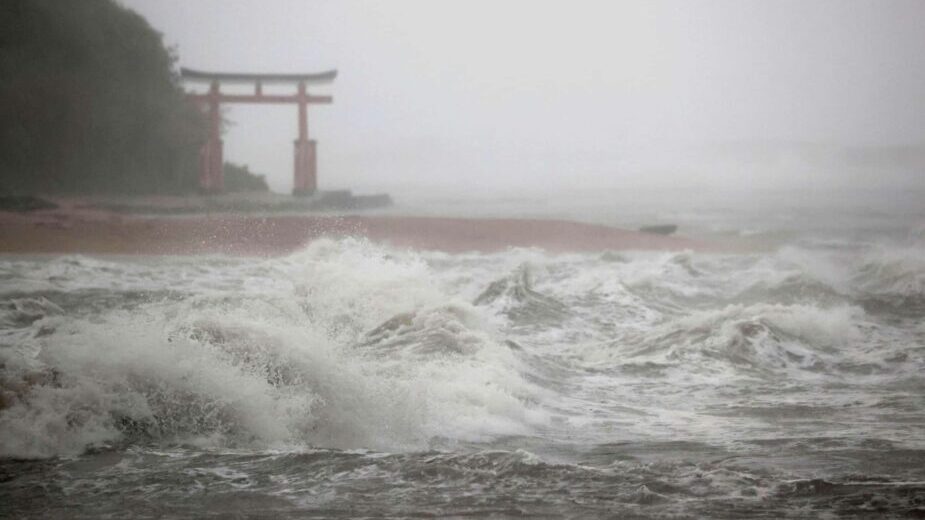 Snažan tajfun pogodio južni Japan, hiljade ljudi evakuisano - Svet ...