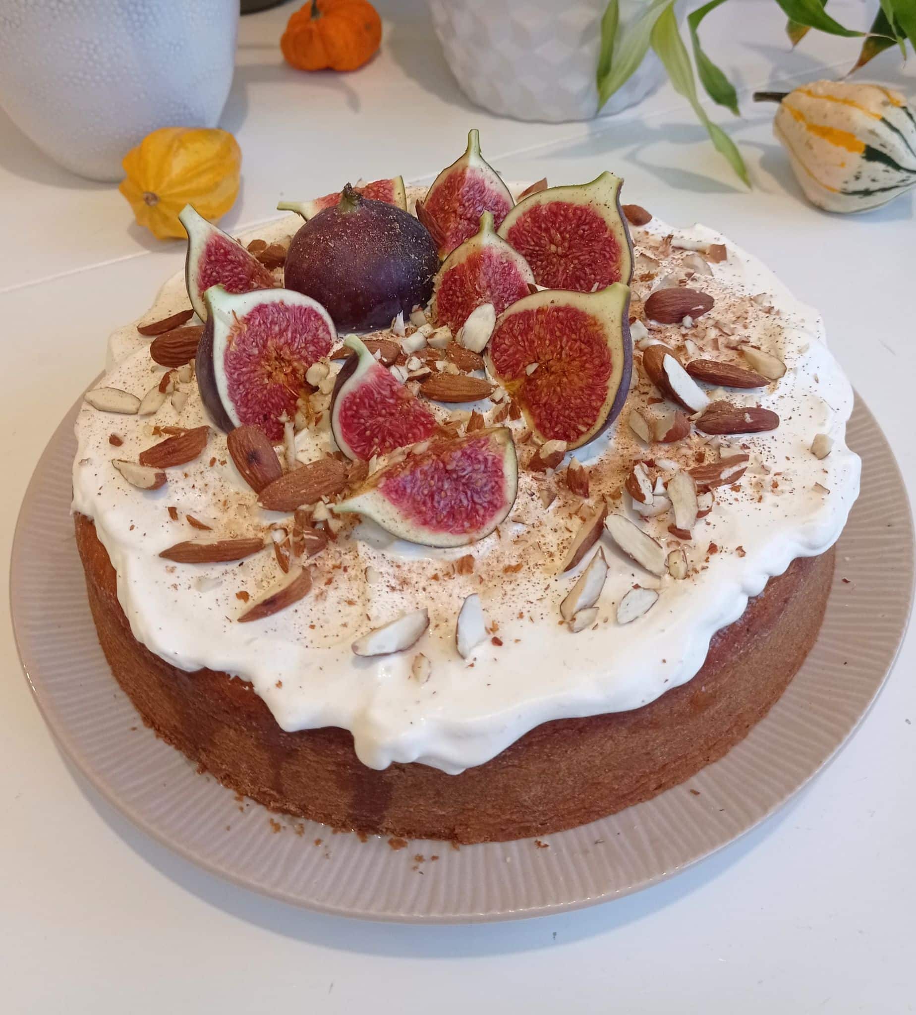 Vege recept: Kolač sa smokvama, bademima i sirupom od zove - Recepti ...