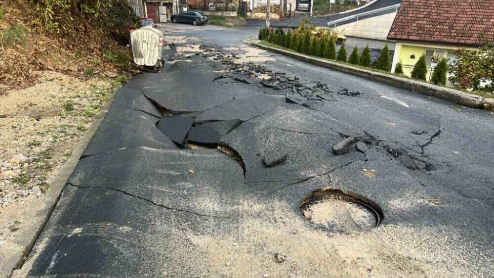 Užice: Oko 1.500 potrošača bez vode zbog pucanja cevi u Beogradskoj ulici - Društvo - Dnevni ...