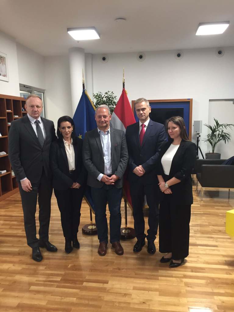 Dragan Đilas sa Pamelom Vagner: Srbija treba da sledi primer Austrije – vojno neutralna, s ...