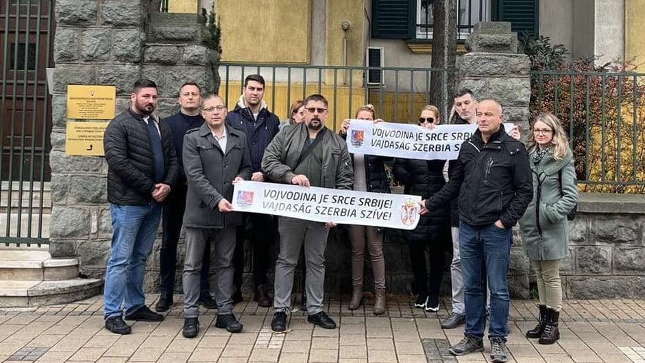 LSV u Beogradu ispred mađarske ambasade: "Vojvodina je srce Srbije" - Politika - Dnevni list Danas