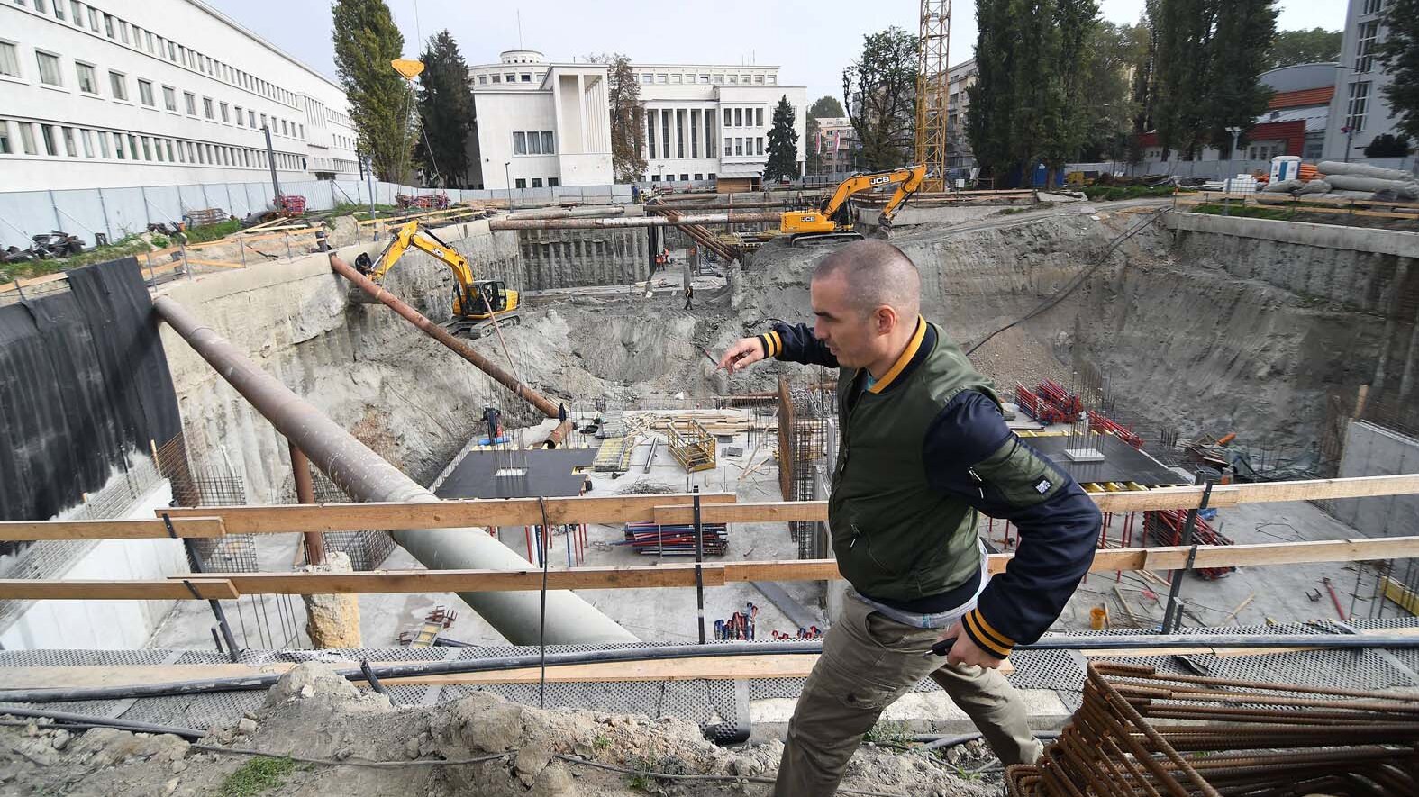 Pukotine iz podzemlja: Oštećenjima na jednom od simbola Novog Sada do novih parking mesta ...