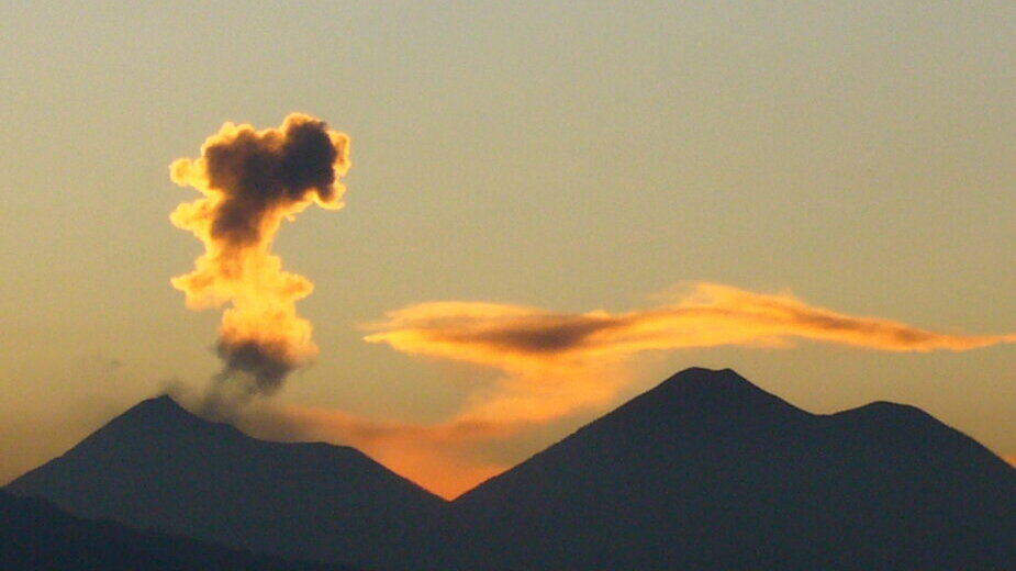 Proradio vulkan Fuego u Gvatemali, za sada nema evakuacija - Svet ...