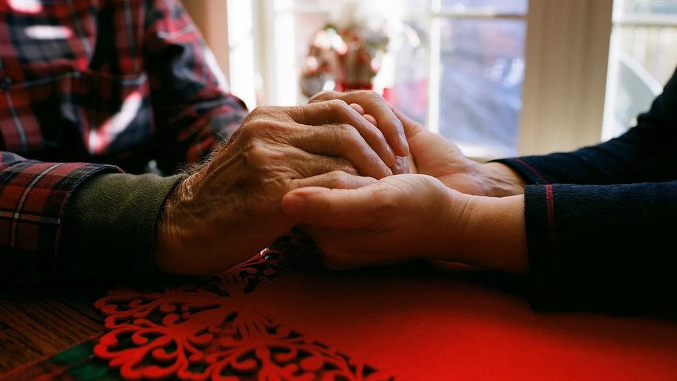 Porodica i zdravlje: Kako se suočiti sa roditeljskom demencijom - BBC ...