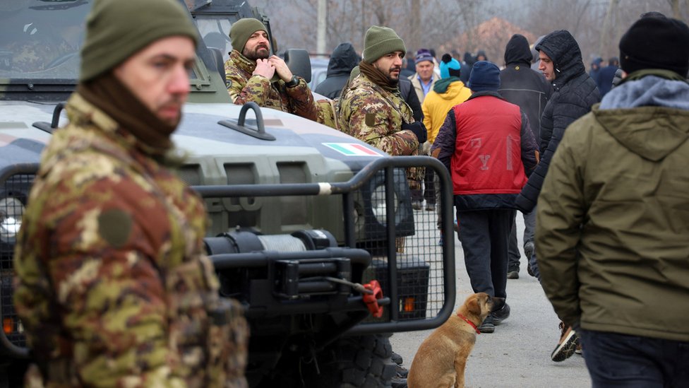 Kosovo i Srbija: Uklonjene barikade na severu Kosova, Vučić poručuje da će se boriti i za druge ...