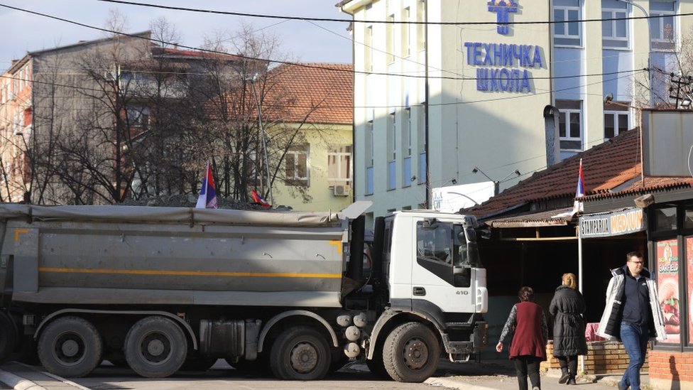 Kosovo i Srbija: Uklonjene barikade na severu Kosova, Vučić poručuje da će se boriti i za druge ...