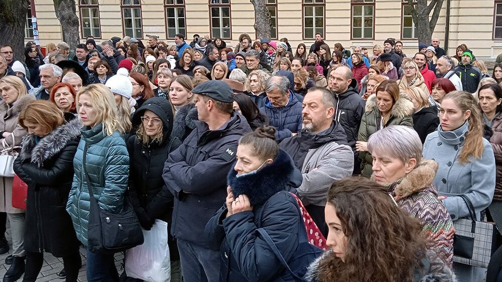 Sa protesta prosvetnih radnika u Užicu zatraženo hitno zaustavljanje ...