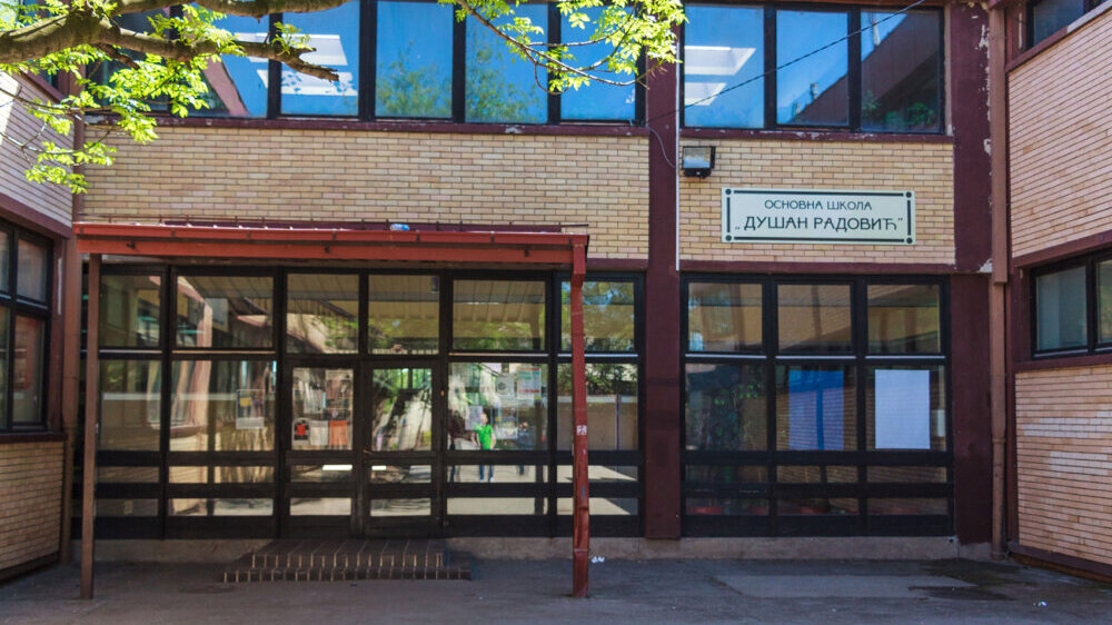 Vršnjačko nasilje u niškoj osnovnoj školi “Dušan Radović”, učeniku polomljen nos - Društvo ...