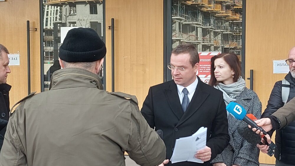 "Zaposleni, na ovaj mejl i broj telefona prijavite ucene i pritiske da ...