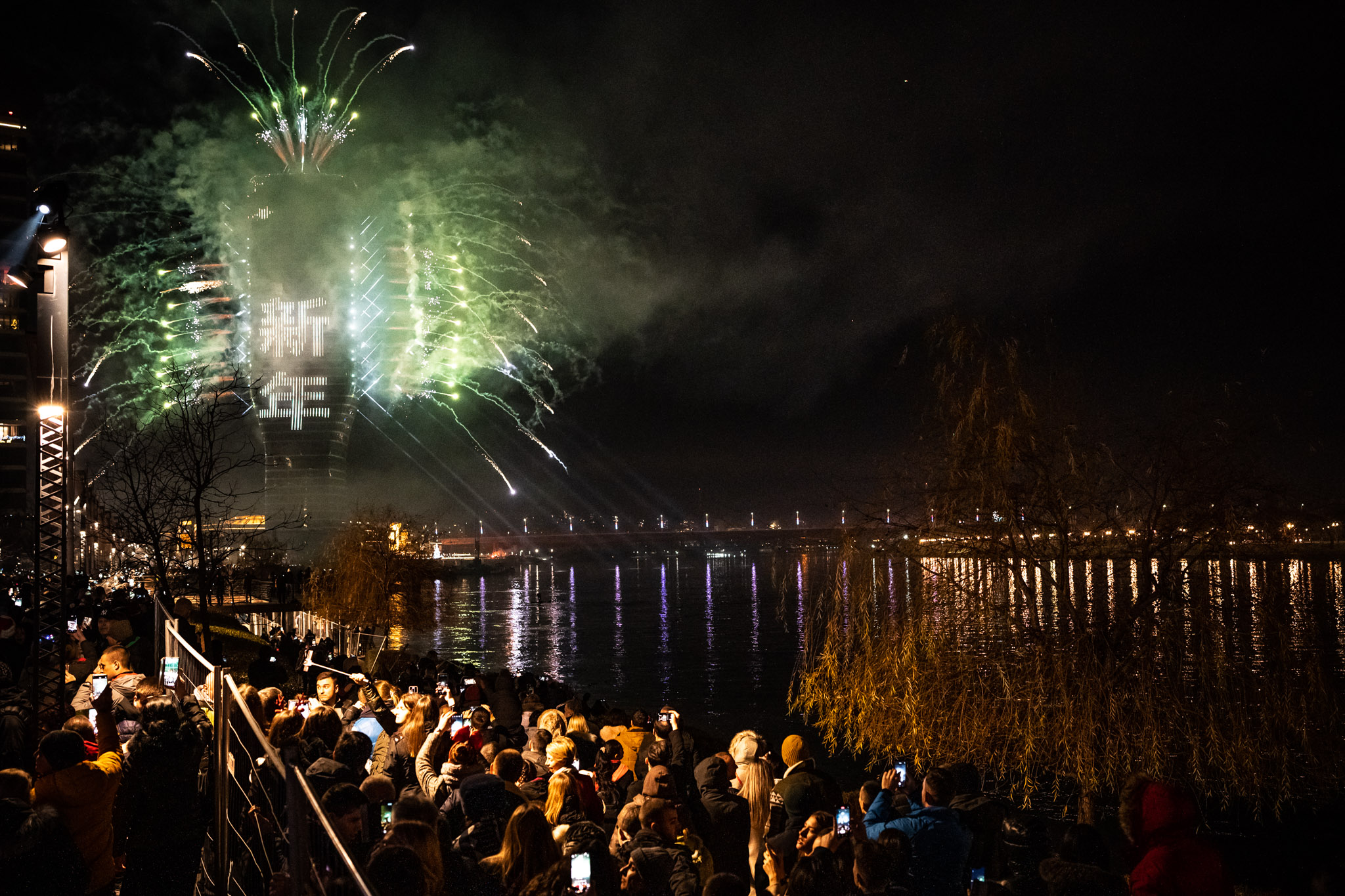 Kako je izgledao osmominutni vatromet sa kule u Beogradu na vodi (FOTO ...