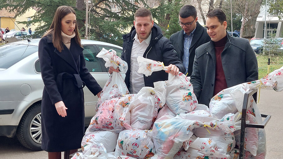 Studenti niškog Medicinskog fakulteta uručili poklon paketiće deci koja su na lečenju u ...
