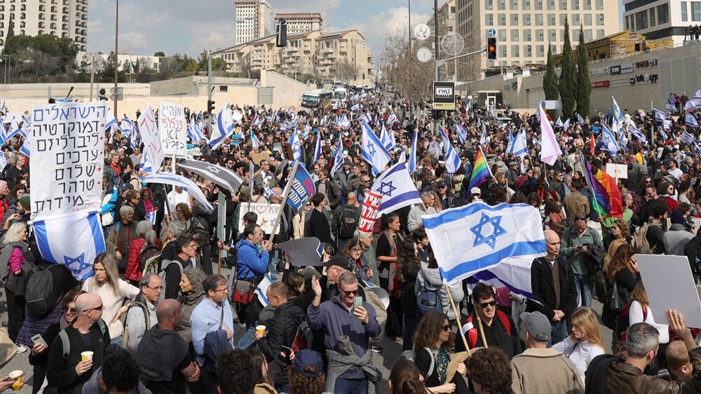 Netanjahu optužio demonstrante da su anarhisti posle opsade frizerskog ...