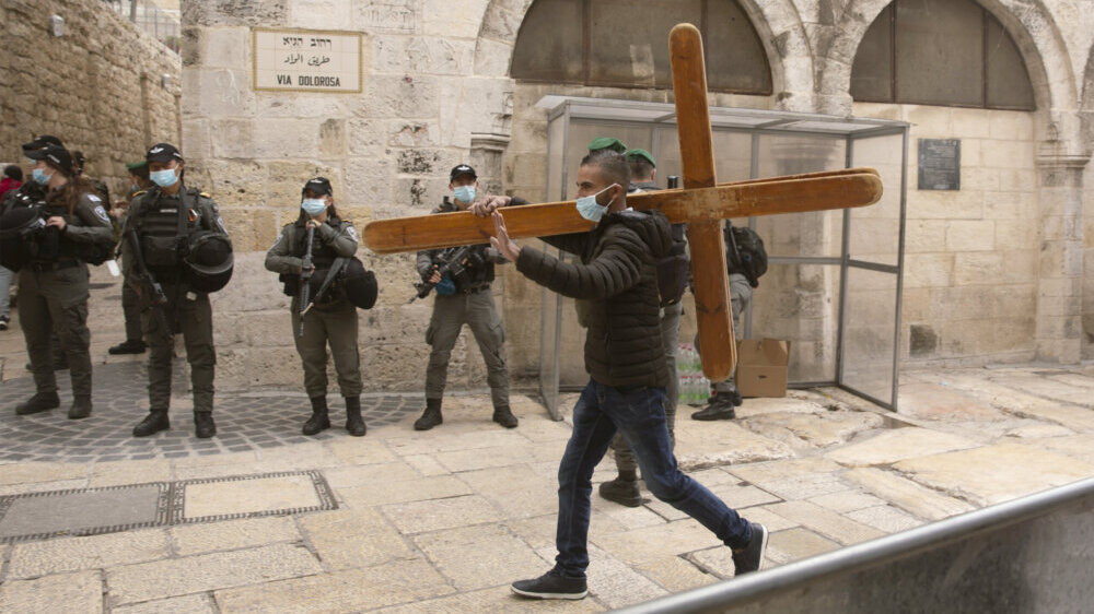 Amerikanac uhapšen u Jerusalimu zbog rušenja statue Isusa - Svet ...