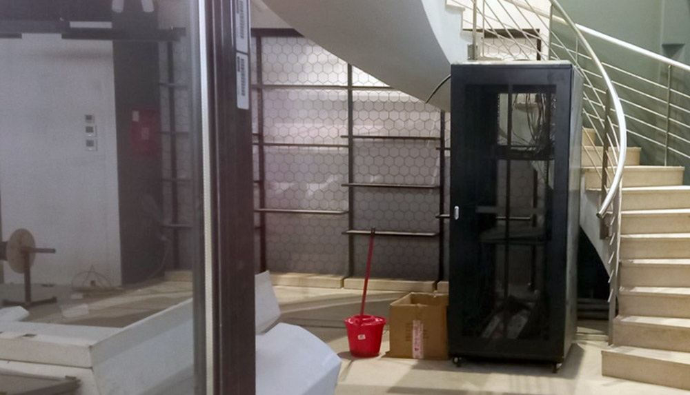 Rigips ploče kojima je zaklonjen čuveni užički mozaik "Titovo Užice ...