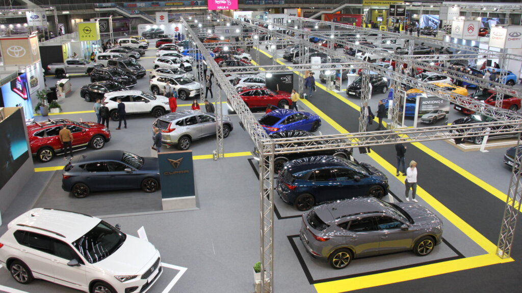 Rast prodaje putničkih i lakih komercijalnih vozila - Ekonomija ...