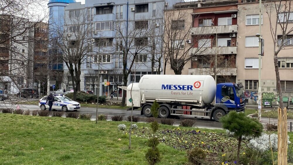 U Kragujevcu kamion cisterna skliznuo sa kolovoza: Iscurelo malo tečnog ...