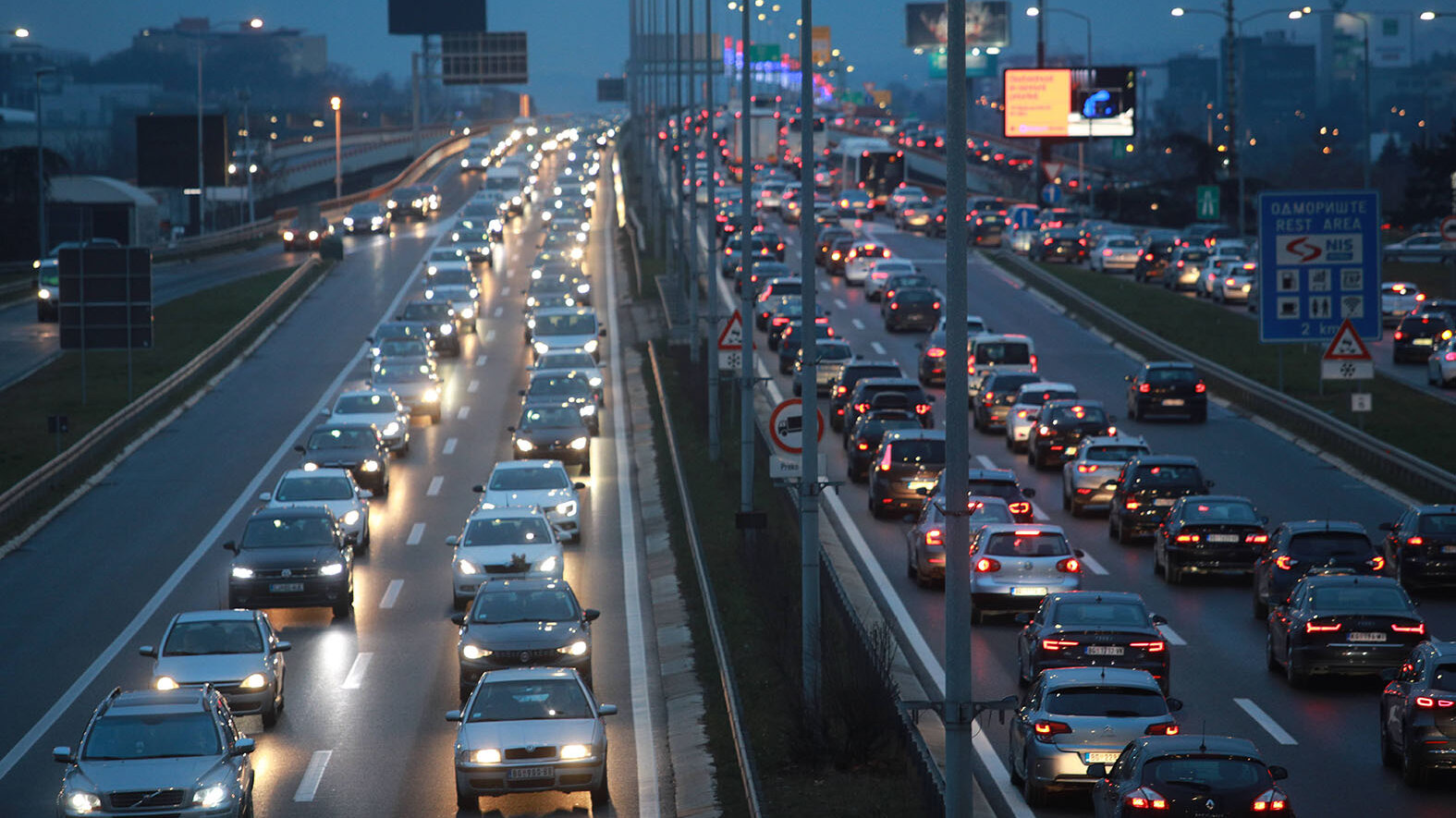 Pojačan saobraćaj u gradovima: Vozači neka se pripreme na gužve ...