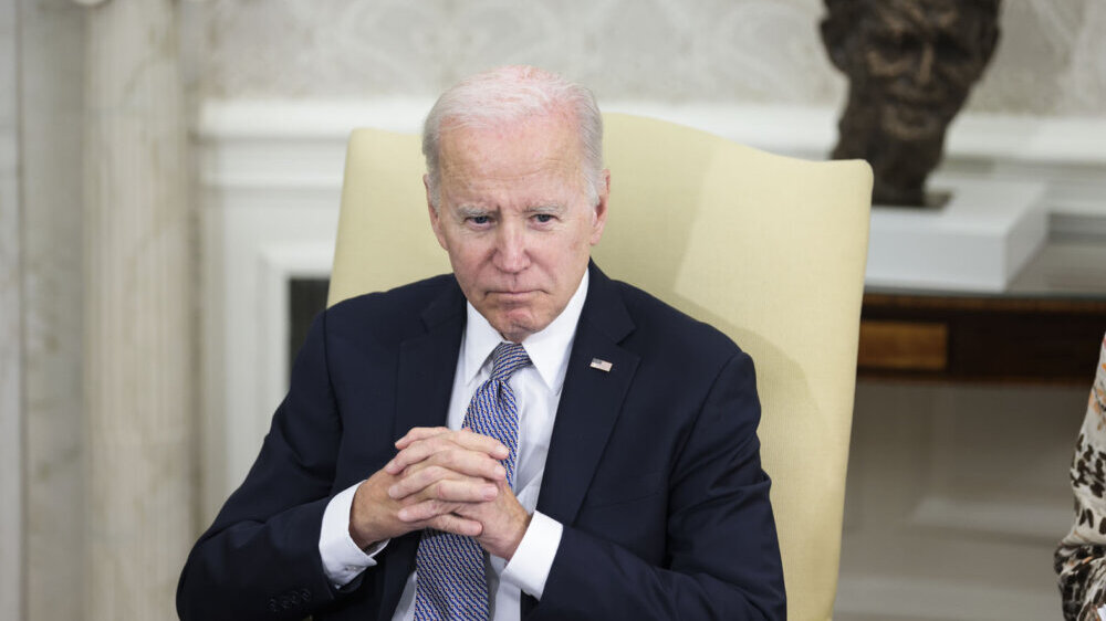 Rukovao se sa vazduhom, izgubio se u bašti, pao...: Koje je gafove do sada imao Bajden? - Svet ...