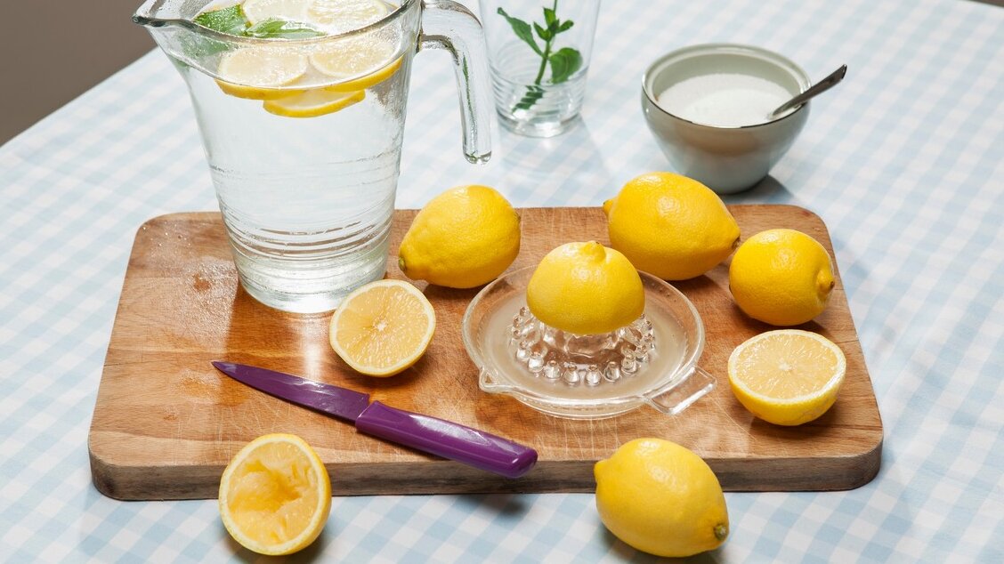 Urolozi objašnjavaju kako voda sa limunom utiče na bešiku - Život - Dnevni list Danas