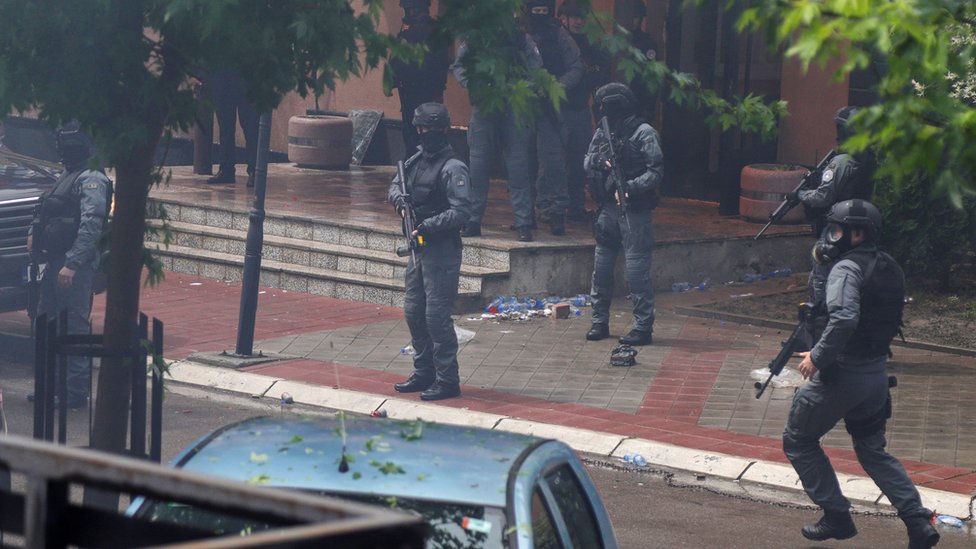 Vojska u Srbiji na najvišoj borbenoj gotovosti, na Kosovu napeto, ali mirno - BBC News na ...