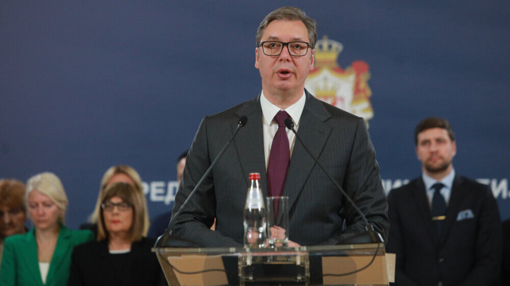 "Aleksandar Vučić je urednik većine medija, čak određuje i sve naslove ...