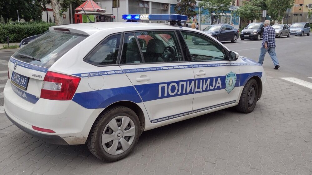 Ispred restorana na Zvezdari bačena bomba, tri automobila oštećena - Društvo - Dnevni list Danas