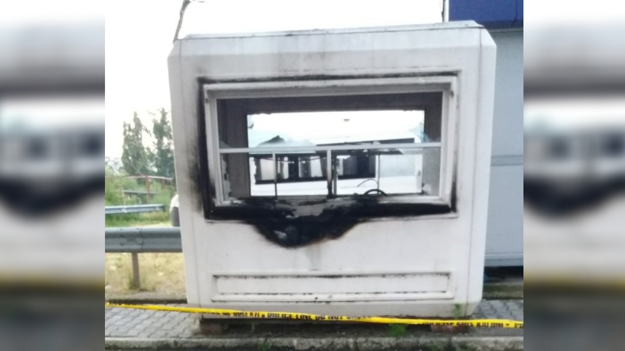 Pirotehničko sredstvo uz „zapaljiv materijal“ bačeno na kiosk Kosovske policije u Severnoj ...