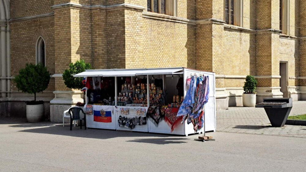 U centru Novog Sada tezga na koji se prodaju suveniri sa likom Putina i ...