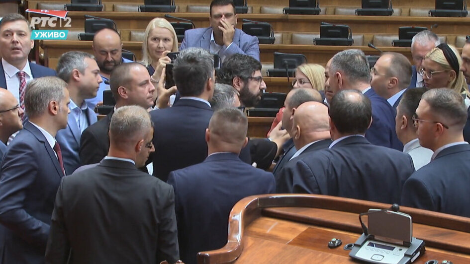 "Potpuno rasulo u Skupštini Srbije": Kako regionalni mediji izveštavaju ...