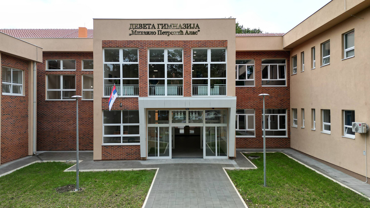 Roditelji se okupili ispred Devete gimnazije iz straha za svoju decu ...