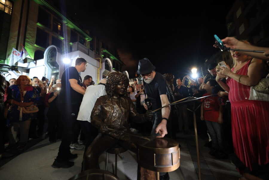 U Kragujevcu otkriven spomenik grupi SMAK - Scena - Dnevni list Danas