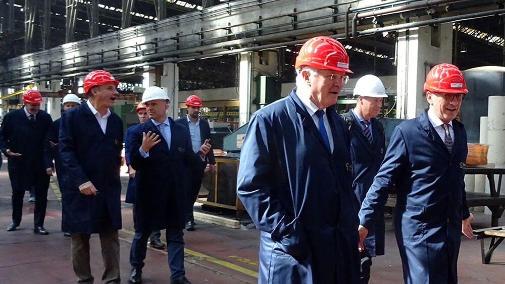 Američki ambasador u poseti Valjaonici bakra u Sevojnu - Ekonomija ...