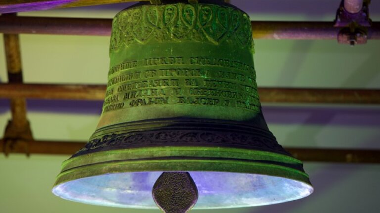 Za kim zvona zvone: Zašto su se crkve i hramovi SPC širom Srbije ...