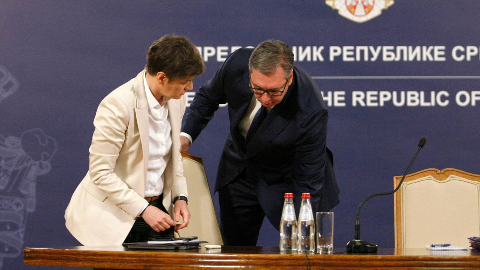 Ana Brnabić podelila film o progonu Vučića (VIDEO) - Politika - Dnevni ...