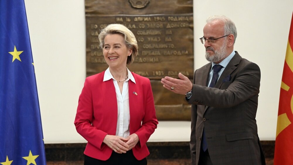 Prvi Albanac na čelu Vlade: Istorijski dan ili "izdaja"? - Region ...