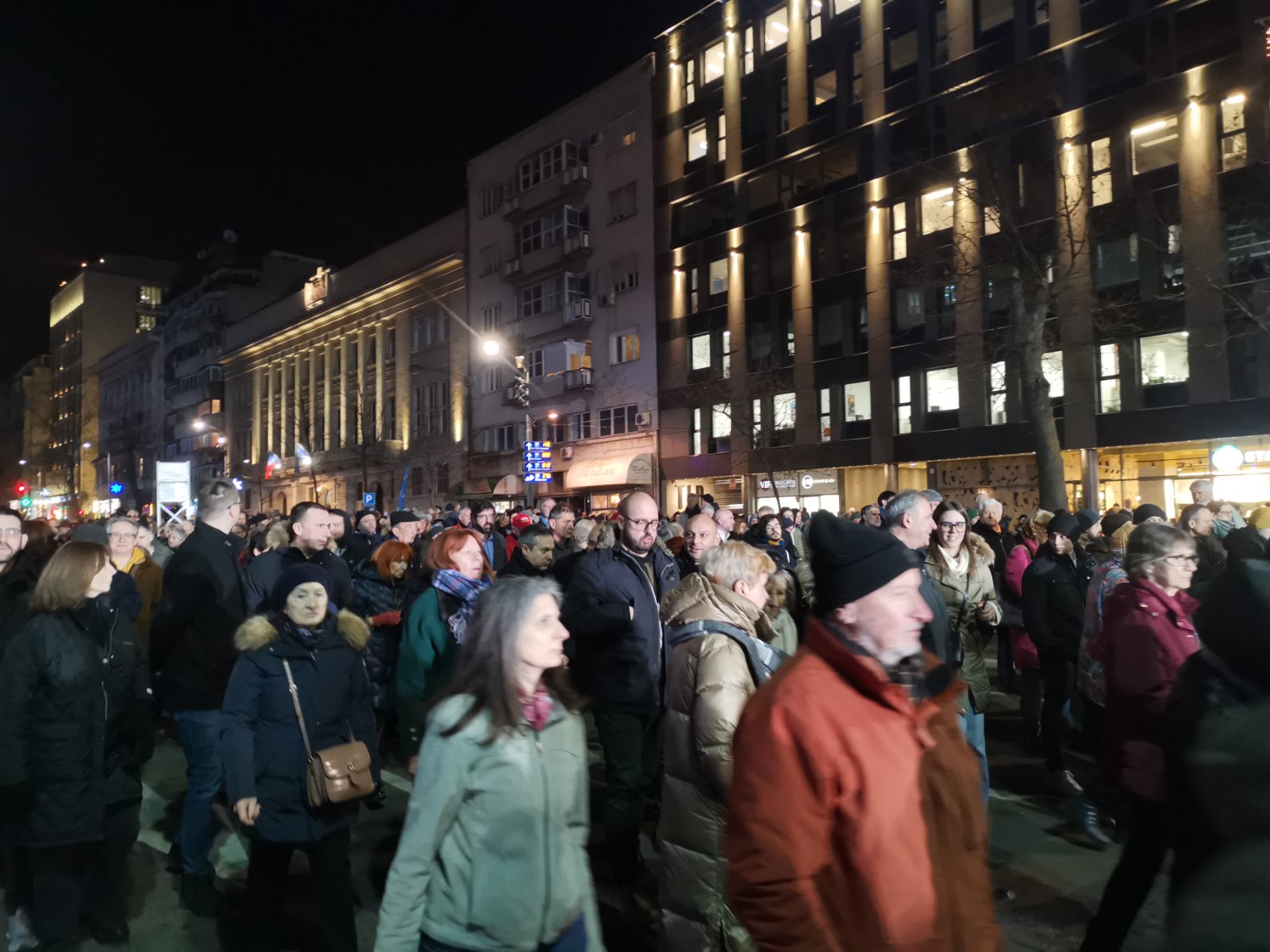 AP o večerašnjim protestima u Beogradu: Demonstranti ispred najvišeg ...